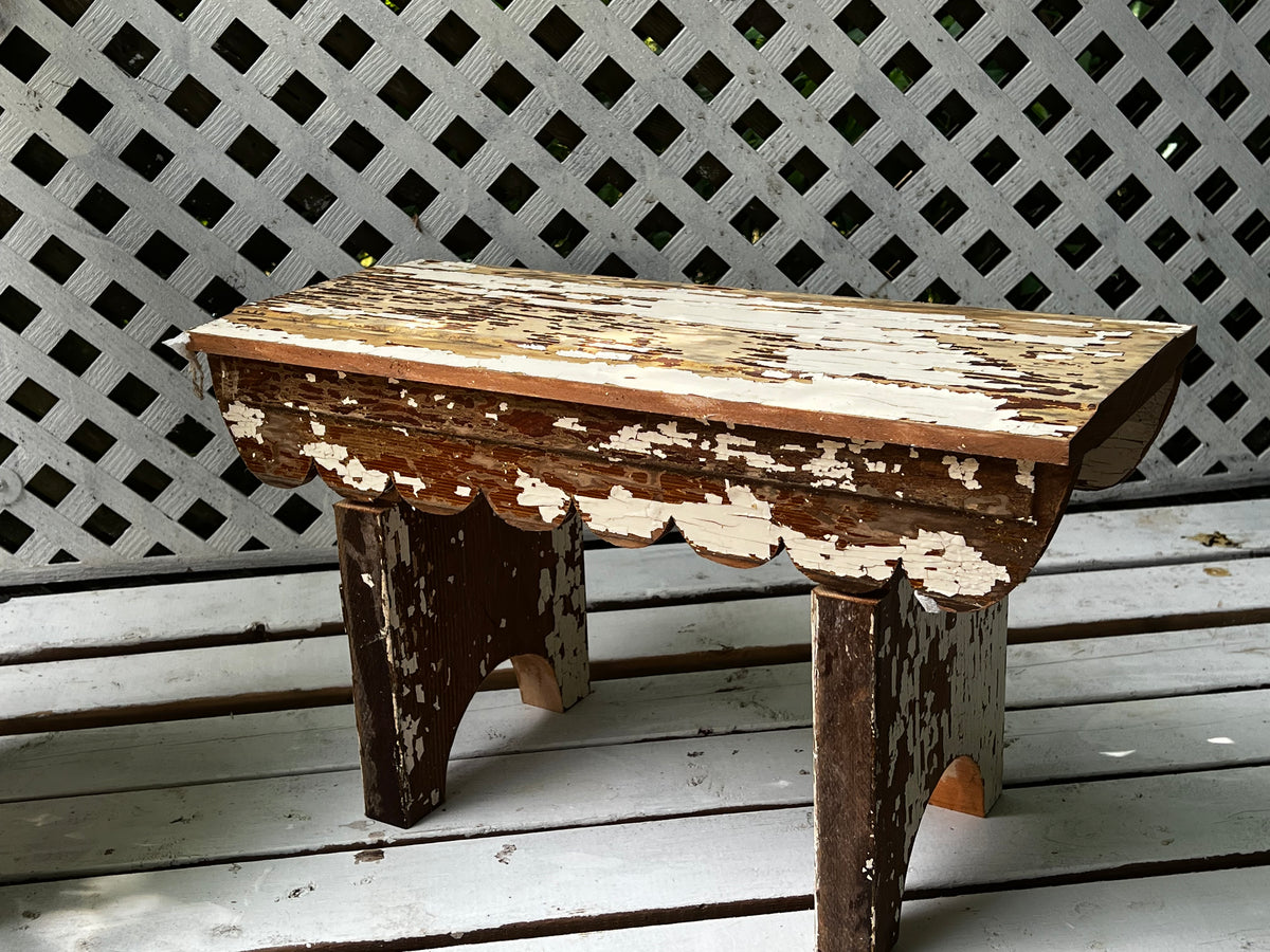 Scallop sided stool – The Saltbox Shoppe